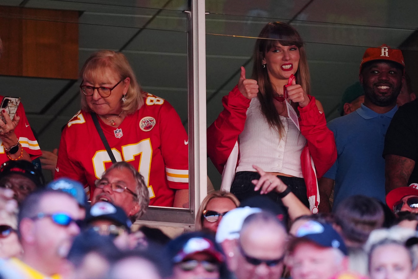 L'ex-petite amie de Travis Kelce met Taylor Swift en garde: “Infidèle ...