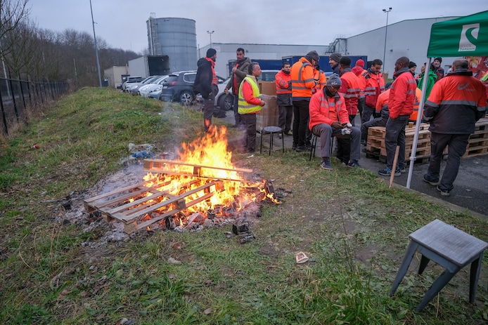 La direction de bpost fait lever les piquets de grève, mais pas de ...