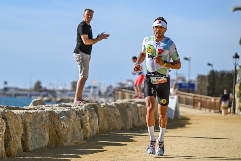Jelle Geens conserve son titre de champion du monde de semi-Ironman ...