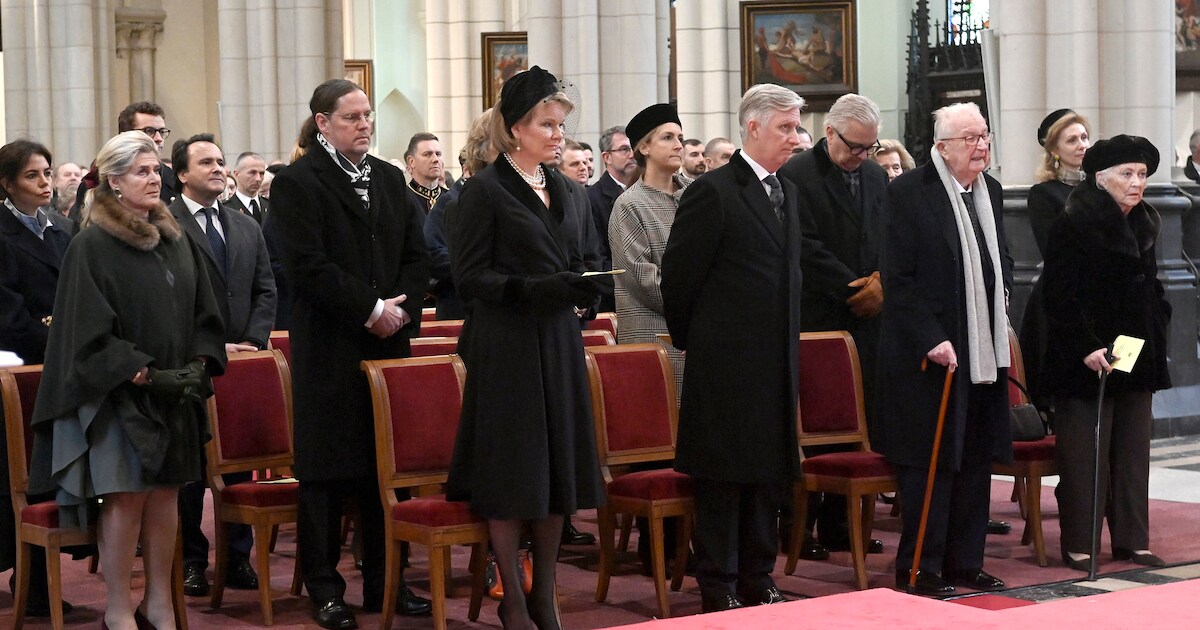 Le roi Albert et la princesse Delphine échangent un premier signe d ...