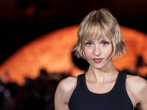 Sabre à la main et look de guerrière: Angèle tease son nouveau morceau ...
