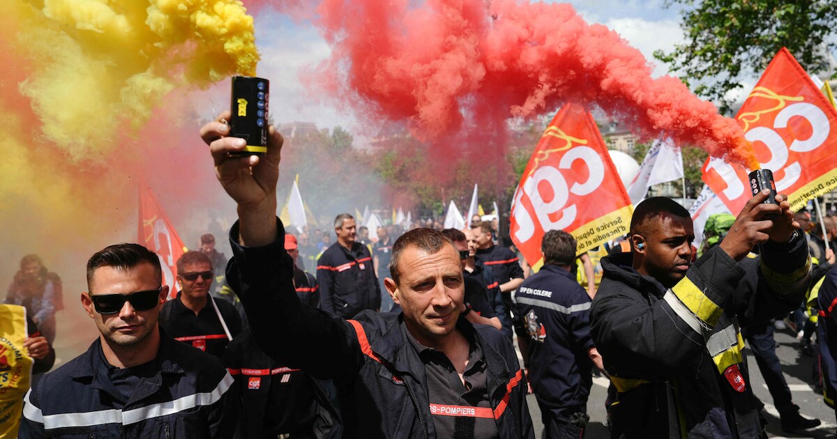 Plusieurs milliers de pompiers manifestent à Paris, réclamant une prime ...