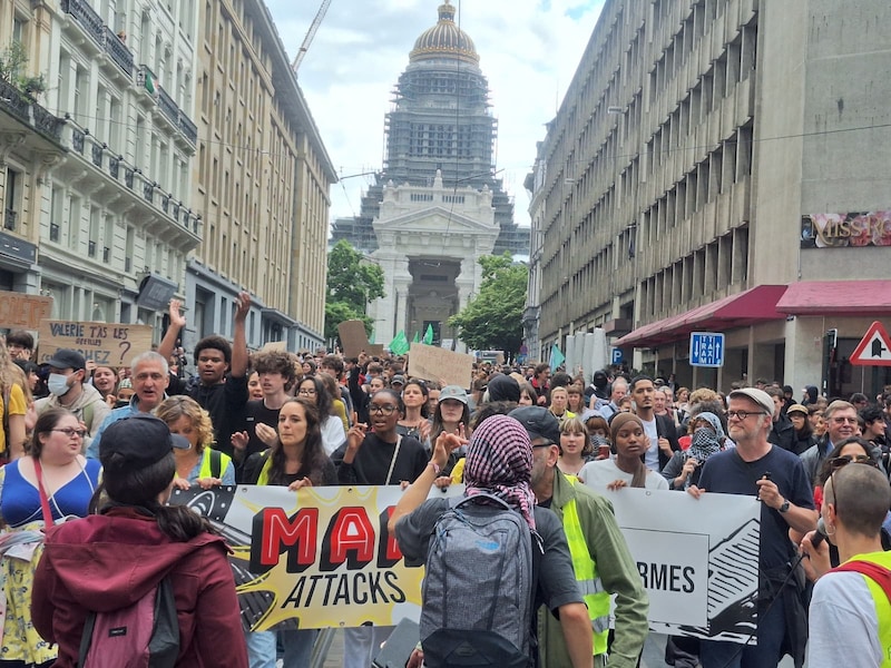 Les manifestants ont quitté la place Poelaert et se dirigent vers la ...