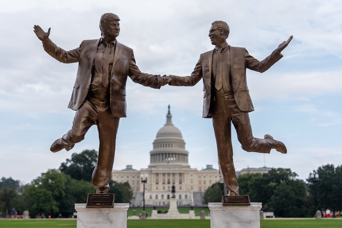 “Une provocation”: une statue de Trump et Epstein se tenant la main ...