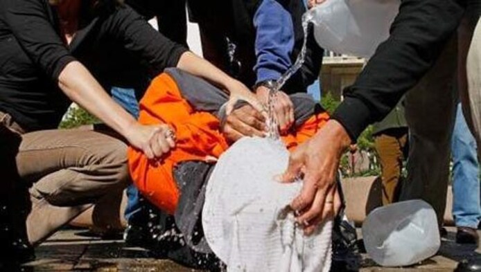 Un soldat utilise le simulacre de noyade sur sa fille de 4 ans | Monde ...