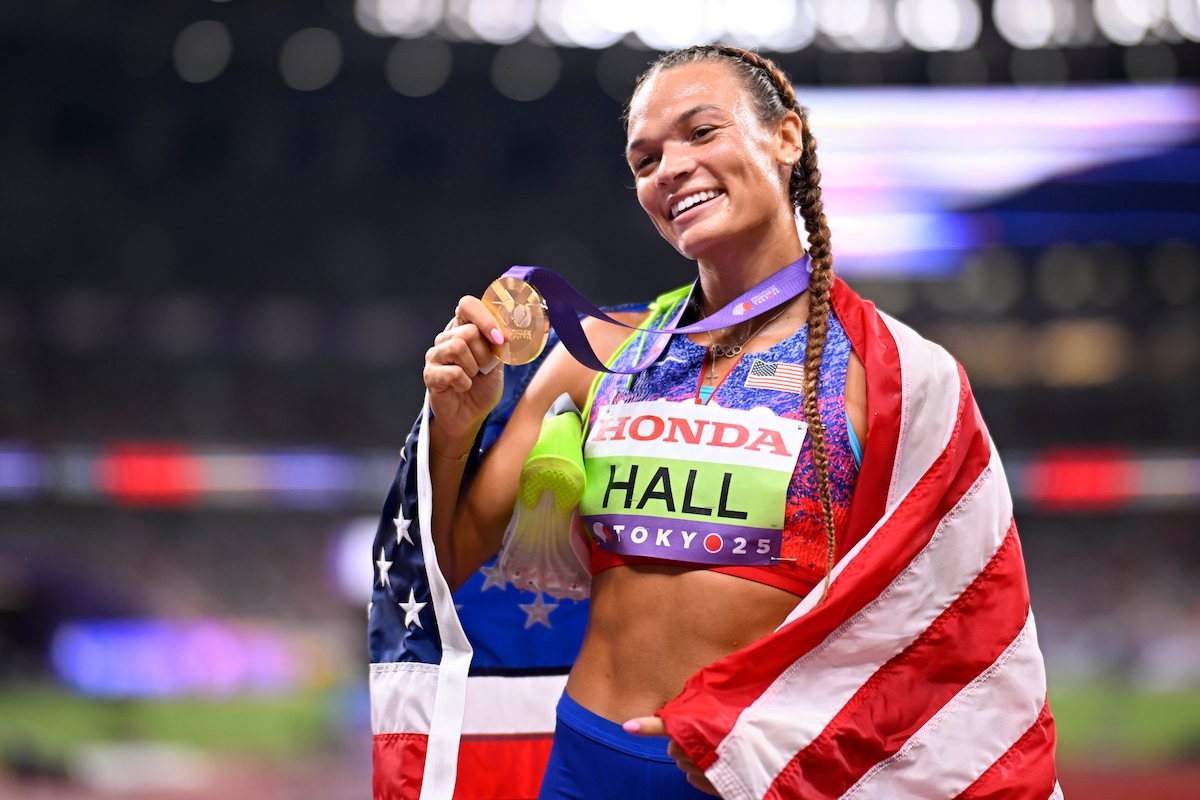 Une victoire indiscutable: Anna Hall décroche l’or sur l’heptathlon après l’abandon de Nafi ...