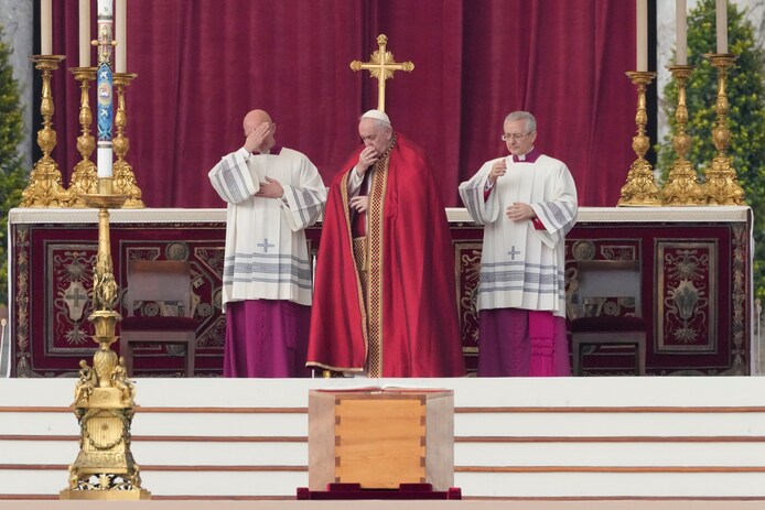 Le cercueil de Benoît XVI est entré dans la basilique Saint-Pierre, la ...
