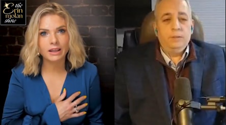 Moment gênant pour une journaliste australienne: son chemisier s’ouvre ...