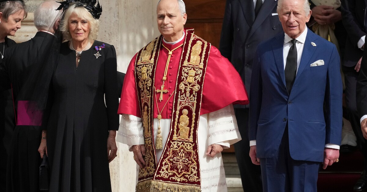 Le pape et le roi Charles III prient ensemble, une première historique ...