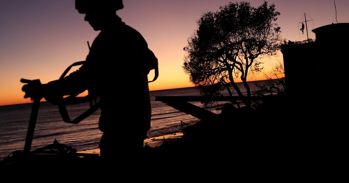 Un pillard déguisé en pompier interpellé dans une zone sinistrée de Los ...