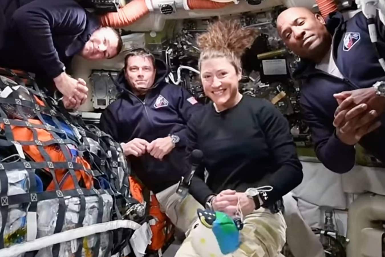 La mission Artémis 2 à mi-chemin, les astronautes envoient une photo ...