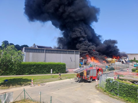 Présence d’amiante, le feu toujours en cours: le point sur l’incendie ...