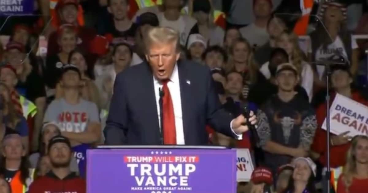 Donald Trump mime une fellation après un problème avec son micro: “Il ...