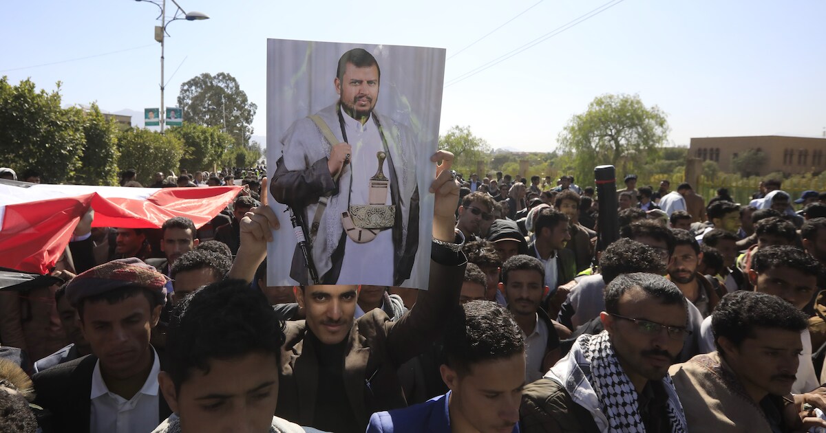 Le chef des Houthis menace l’Amérique: “Nous ne resterons pas les bras ...