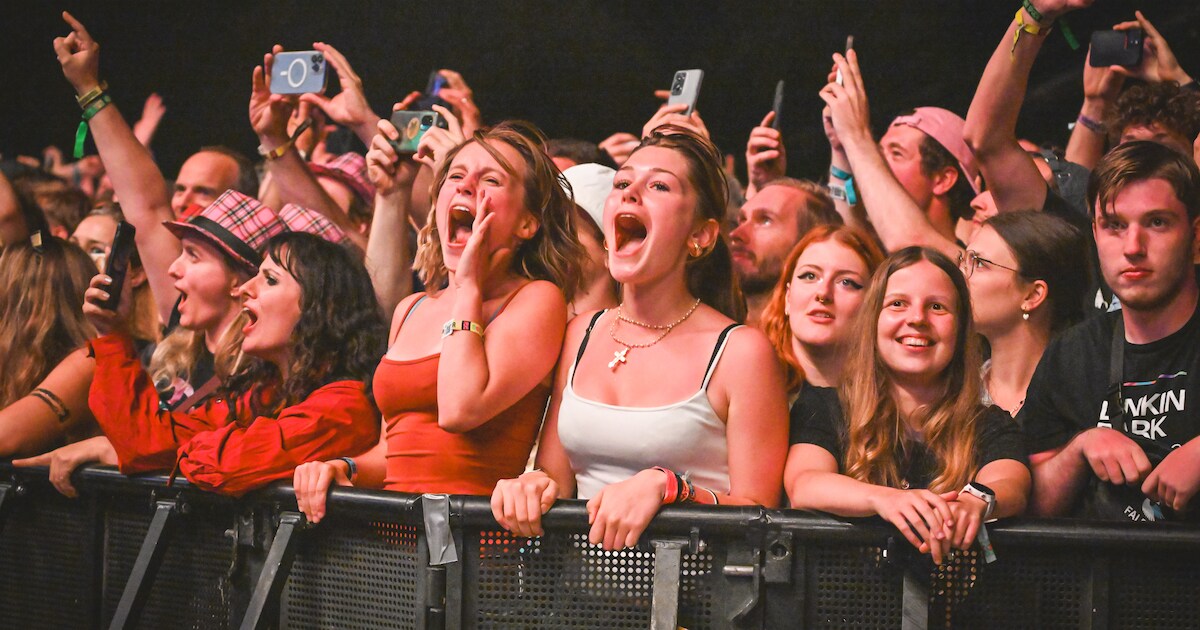 “On a besoin d’aide”: concert interrompu et messages politiques au ...