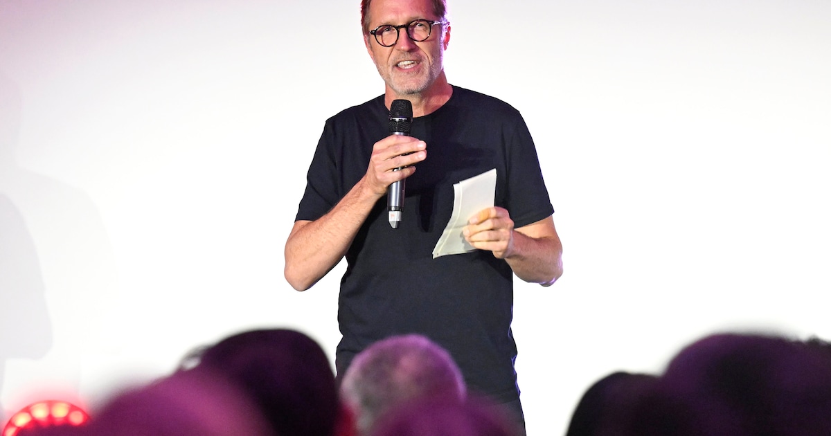 Paul Magnette reçoit un prix à Athènes et intègre le “Politicians Hall ...