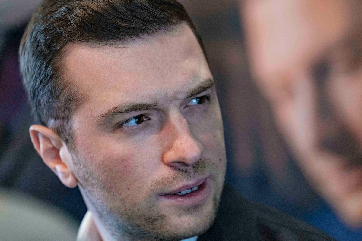 Jordan Bardella reçoit un œuf sur la tête lors d’une séance de dédicace ...