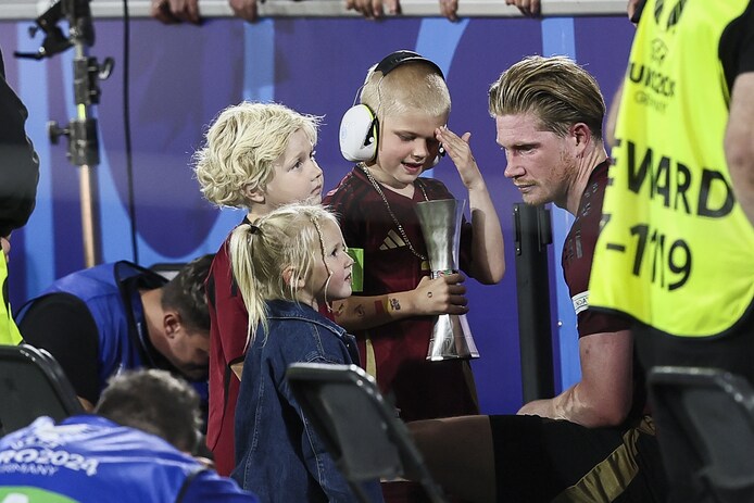 Élu homme du match, Kevin De Bruyne partage quelques instants avec ses ...