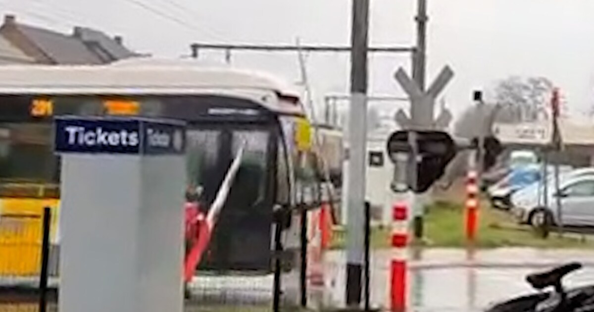 Un bus De Lijn franchit dangereusement un passage à niveau | Belgique ...