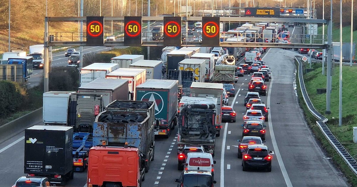 Heure de pointe très chargée à Anvers à cause de fortes pluies et ...