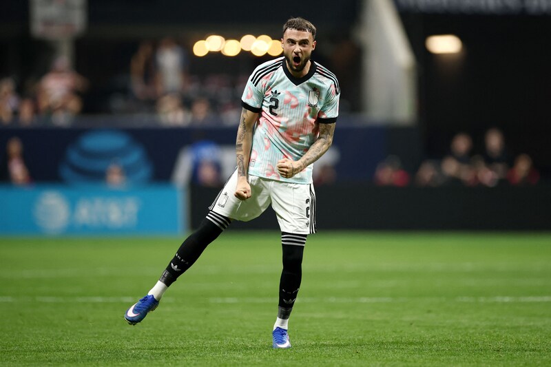 Une superbe frappe: le premier but de Zeno Debast avec les Diables ...