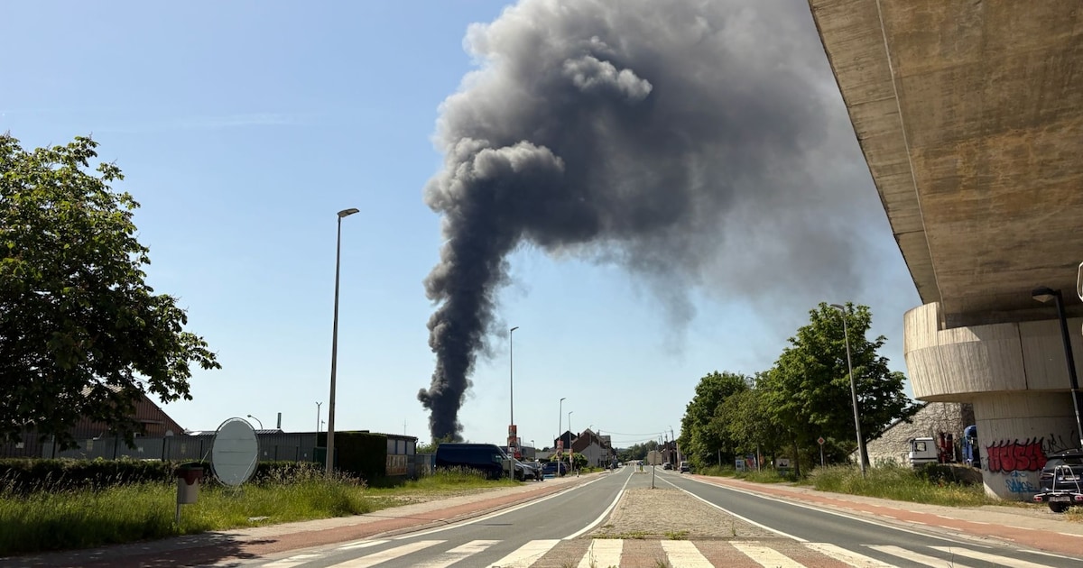 Un gros incendie en cours dans une usine à Tubize: le plan communal d ...