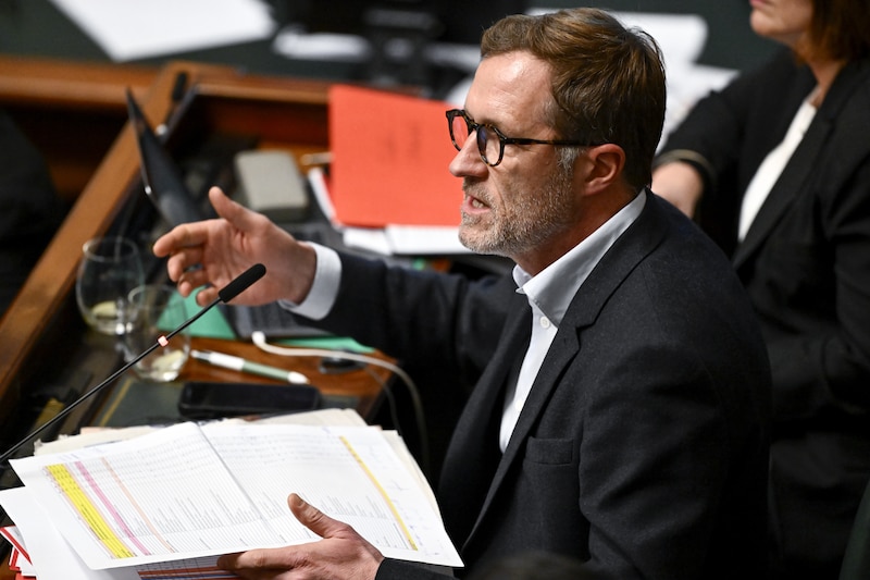 LIVE: La cheffe de groupe Vlaams Belang déchire les statuts de la N-VA ...