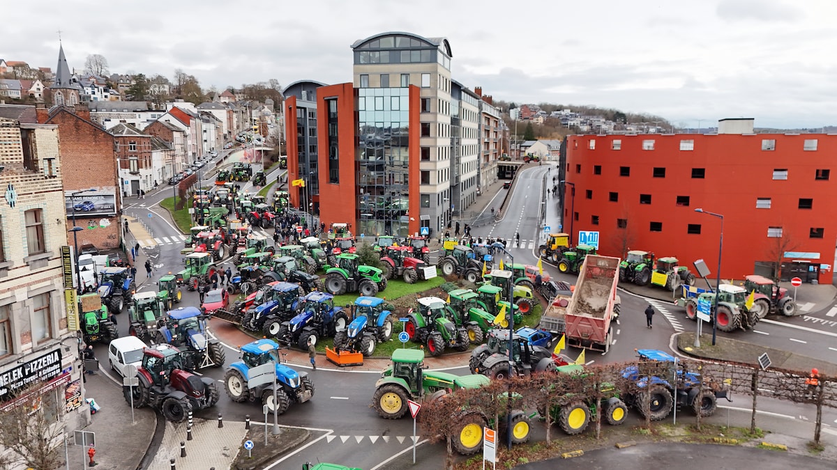 Les agriculteurs bloquent Namur pour protester contre le gouvernement ...