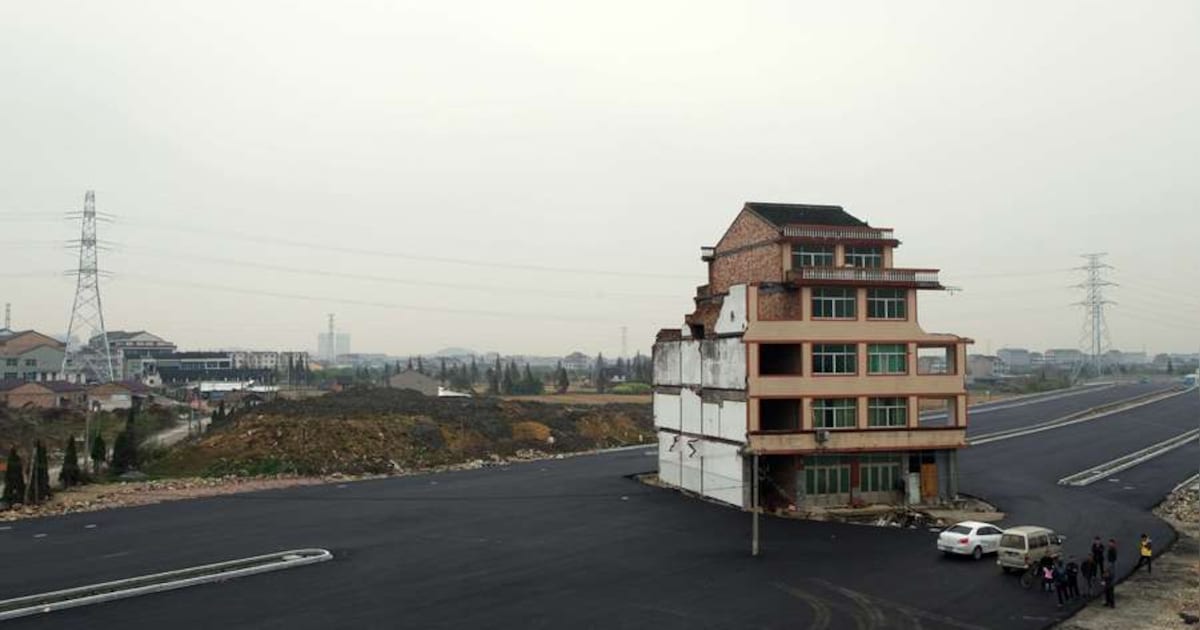 Une "maison clou" au milieu d'une autoroute en Chine | 7sur7.be