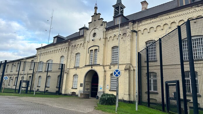 “190 détenus doivent dormir sur des matelas à même le sol”: les prisons belges pointées du doigt ...