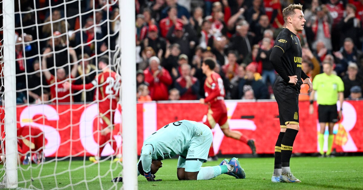 Le gardien de Charleroi a arrêté un penalty avec une main cassée | Football | 7sur7.be