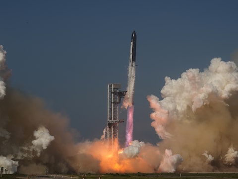 Starship survit à un vol compliqué et termine sa course dans l’océan ...