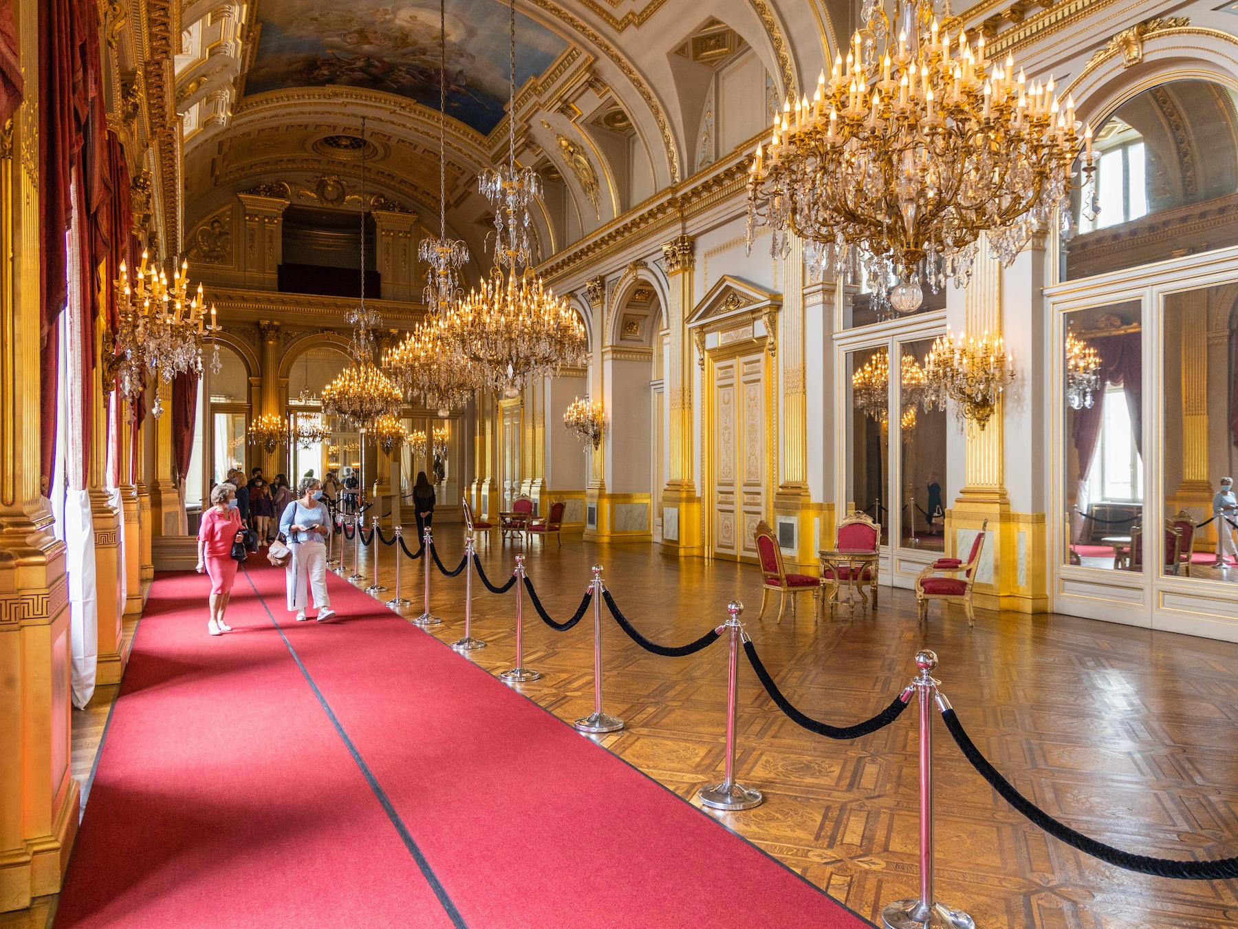 Le Palais royal partage un nouveau portrait officiel du prince Gabriel pour ses 20 ans | 7sur7.be