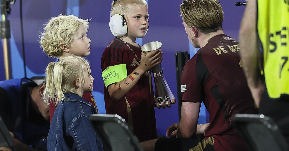 Élu homme du match, Kevin De Bruyne partage quelques instants avec ses ...