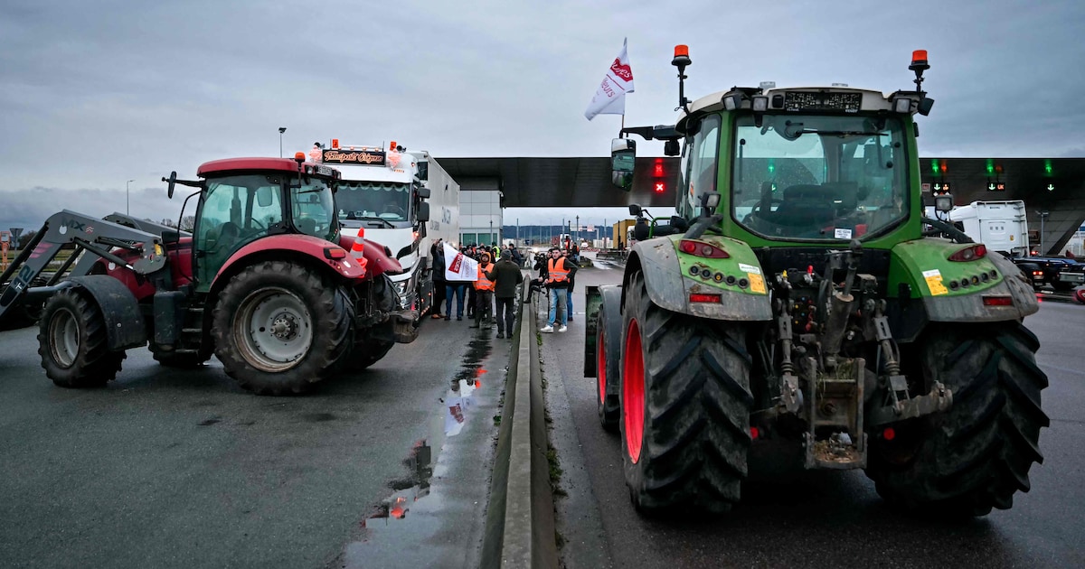 Un barrage filtrant mis en place par des agriculteurs à la frontière ...