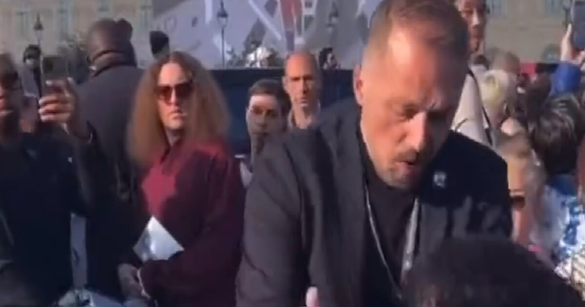 Un enfant de 13 ans giflé par un agent de sécurité à la Fashion Week de ...