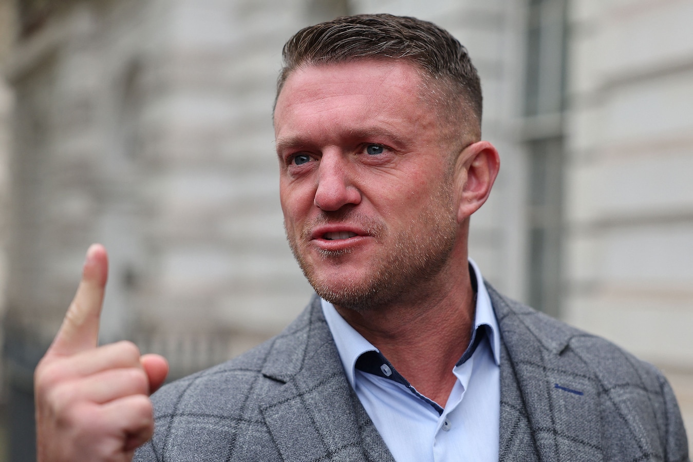 Le militant d’extrême droite Tommy Robinson libéré sous caution après ...