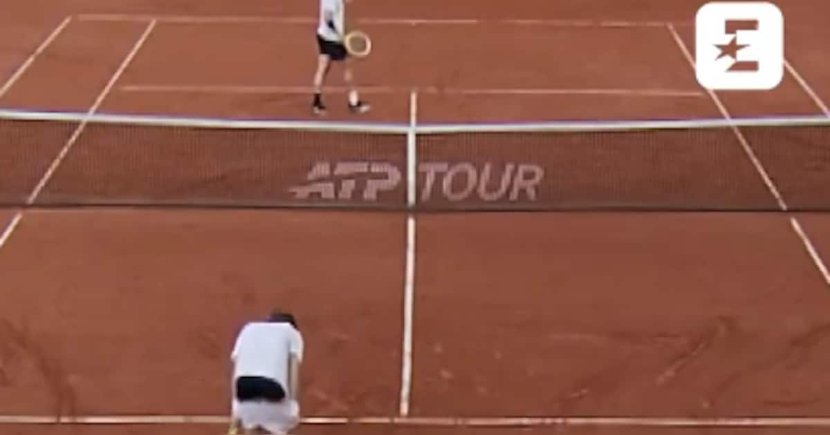 Curieuse image à Hambourg: Corentin Moutet baisse son short après un ...