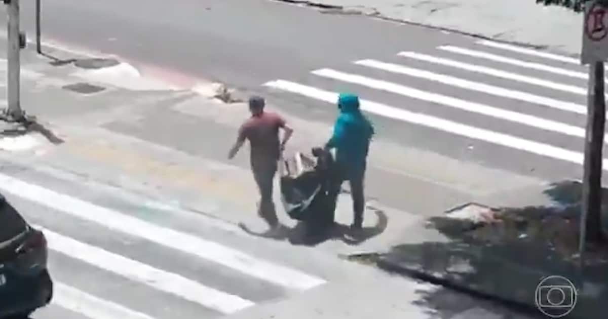 Des voleurs se promènent dans la rue en plein jour avec un sac rempli d ...