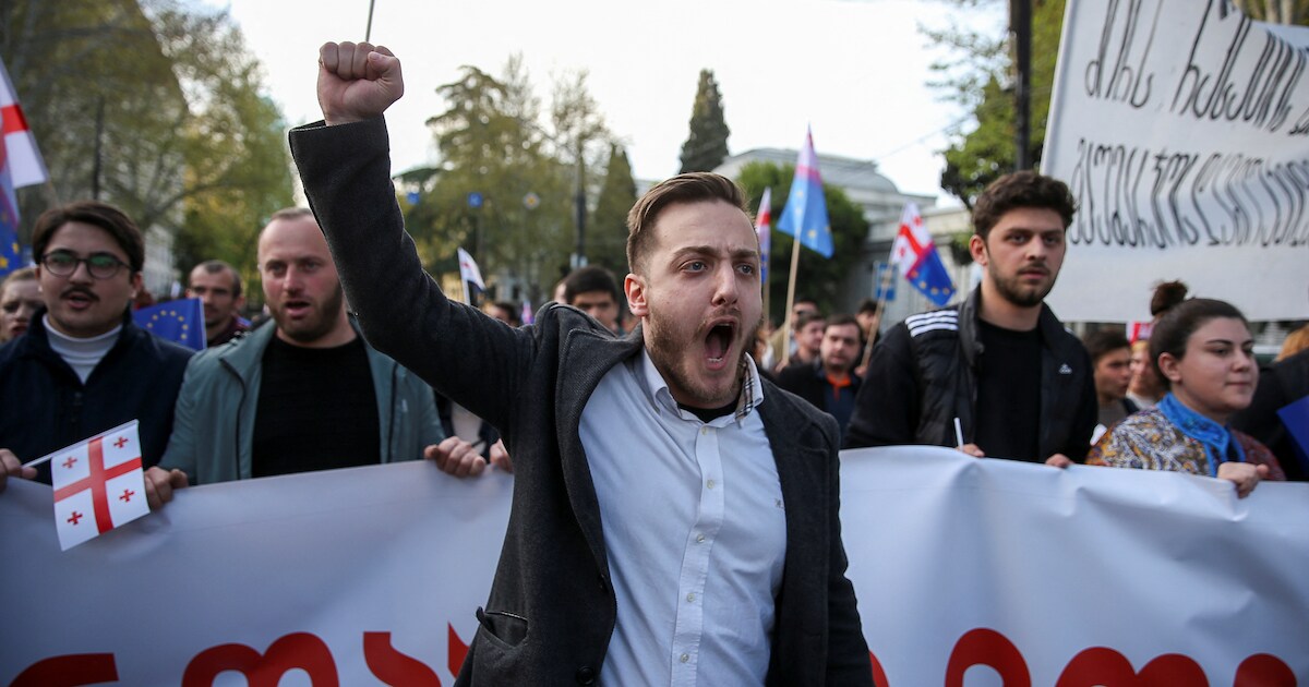 En Géorgie, des milliers de personnes rassemblées contre le ...