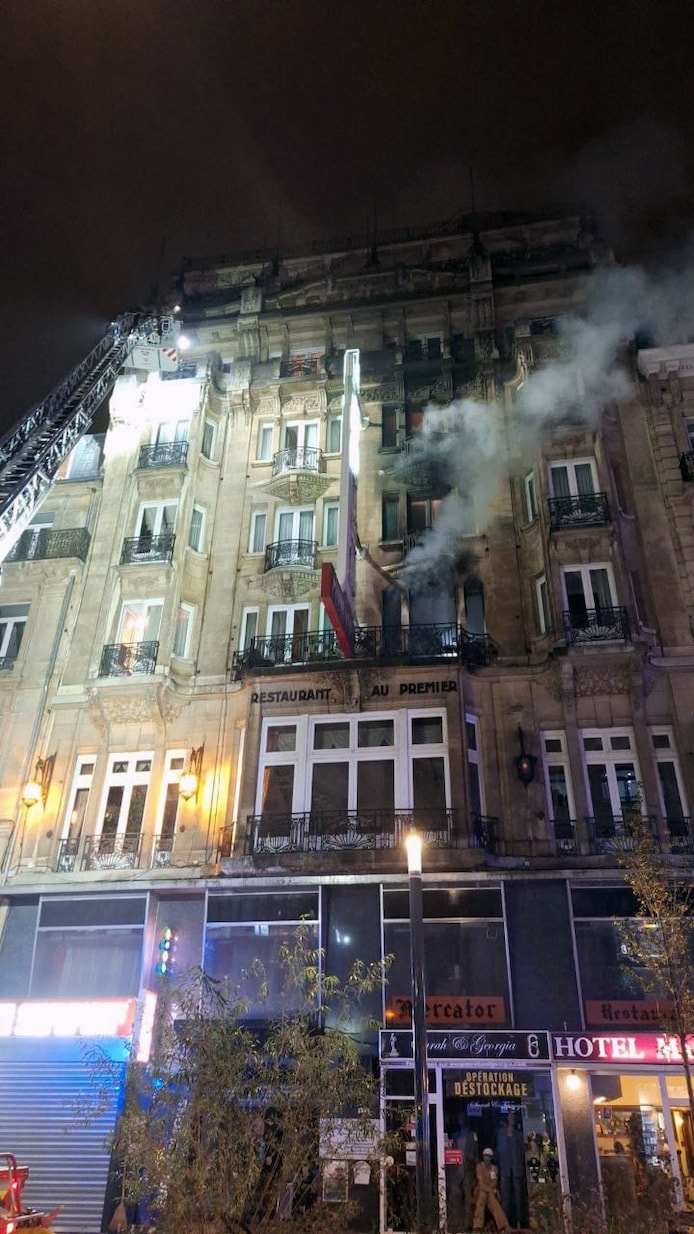 Un hôtel bruxellois ravagé par les flammes: une quarantaine de ... Un hôtel bruxellois ravagé par les flammes: une quarantaine de ...