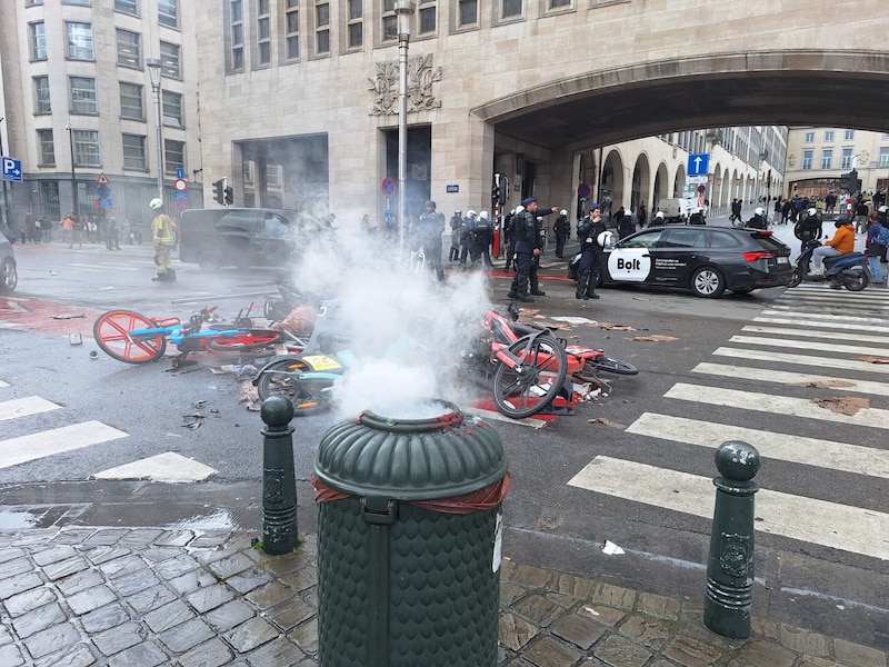 Un fumigène lancé dans le parlement - “Le décret-programme sera de ...