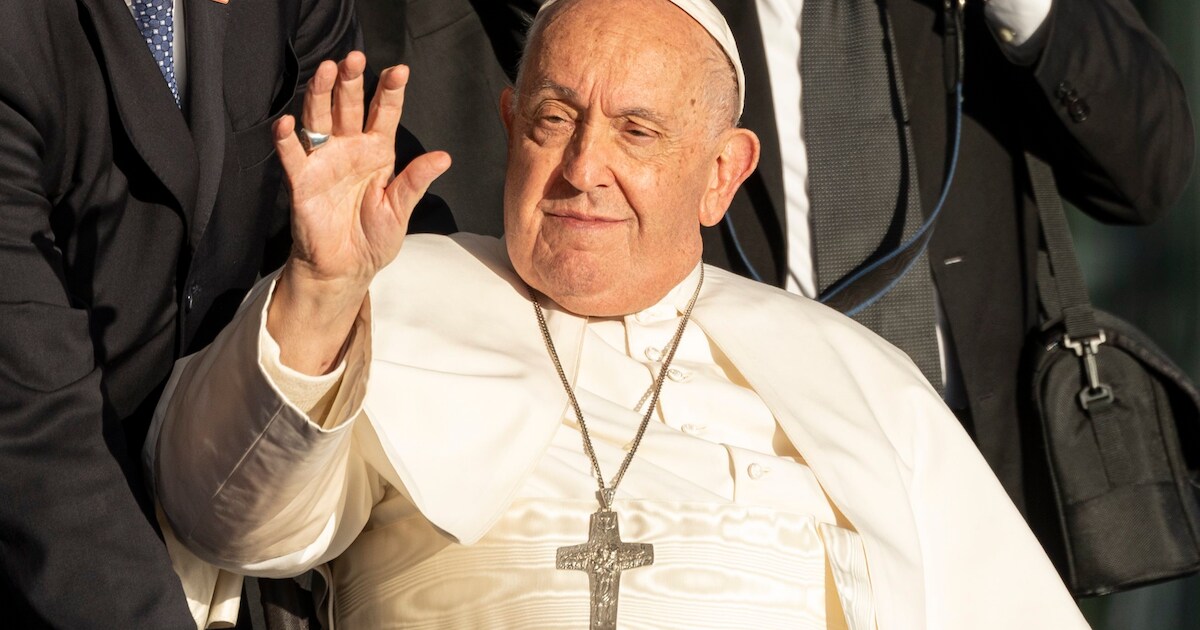 “Elle pourrait rapporter 40.000 euros”: une calotte dédicacée du pape ...