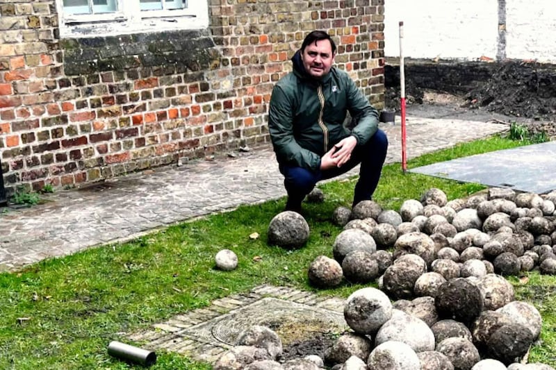 Près de 500 boulets de canon du Moyen Âge retrouvés sous l’hôtel de ...