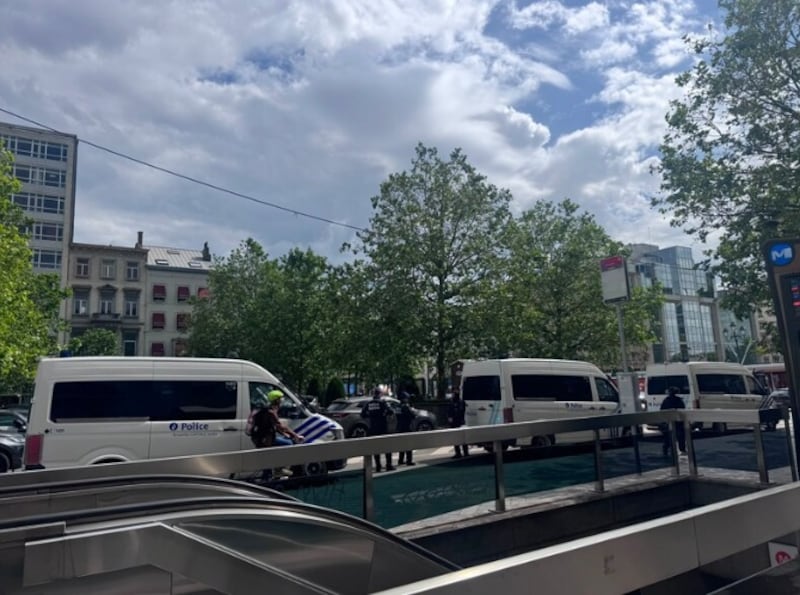 Les manifestants se dirigent vers la place Poelaert: des trottinettes ...