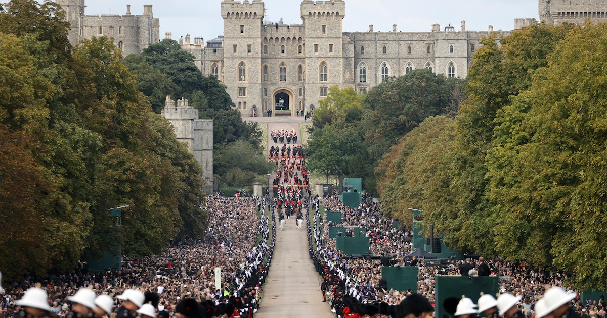 Les images impressionnantes de l'ultime procession sur "the Long Walk ...