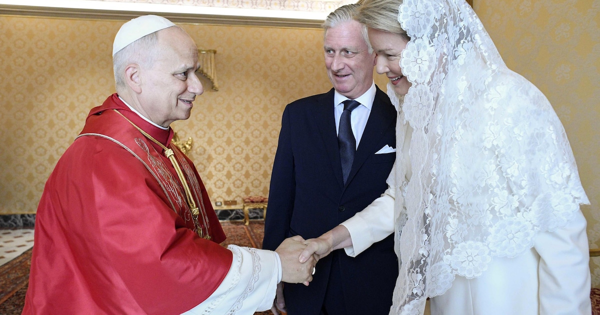 La reine Mathilde en robe blanche lors de sa rencontre avec le pape: “Seules huit femmes au ...