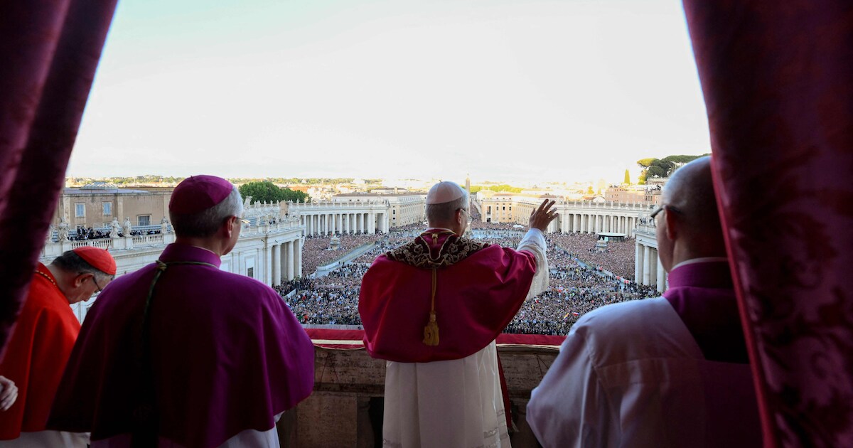 “Que la paix soit avec vous tous”: la première apparition du pape Léon ...