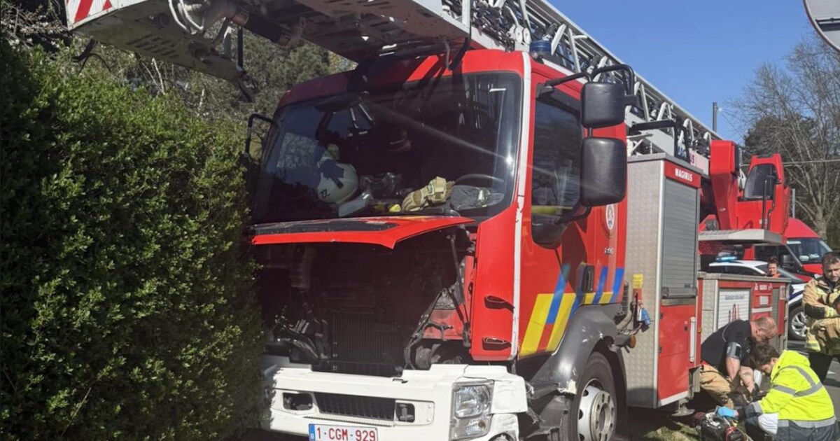 Un camion de pompiers entre en collision avec une voiture et termine sa ...