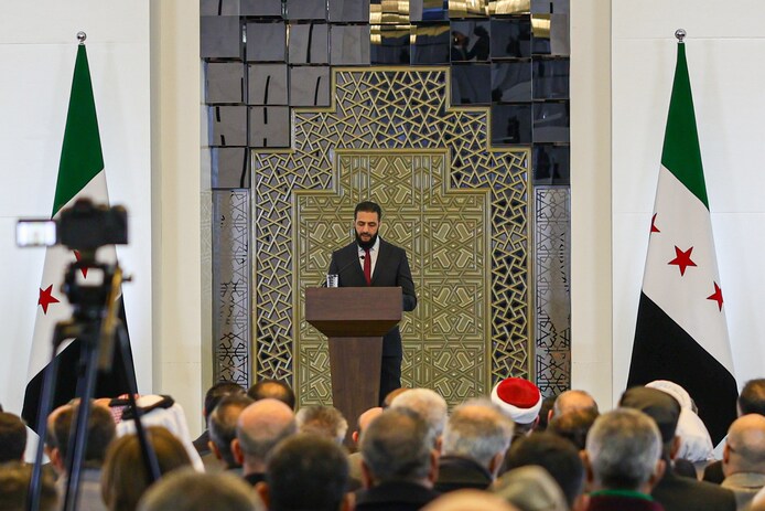 Le président syrien par intérim lance la tâche de rédiger une première ...